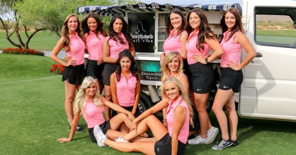 Gái xinh bán nước dạo trên sân golf Mỹ: Dễ kiếm tiền, nhiều cạm bẫy