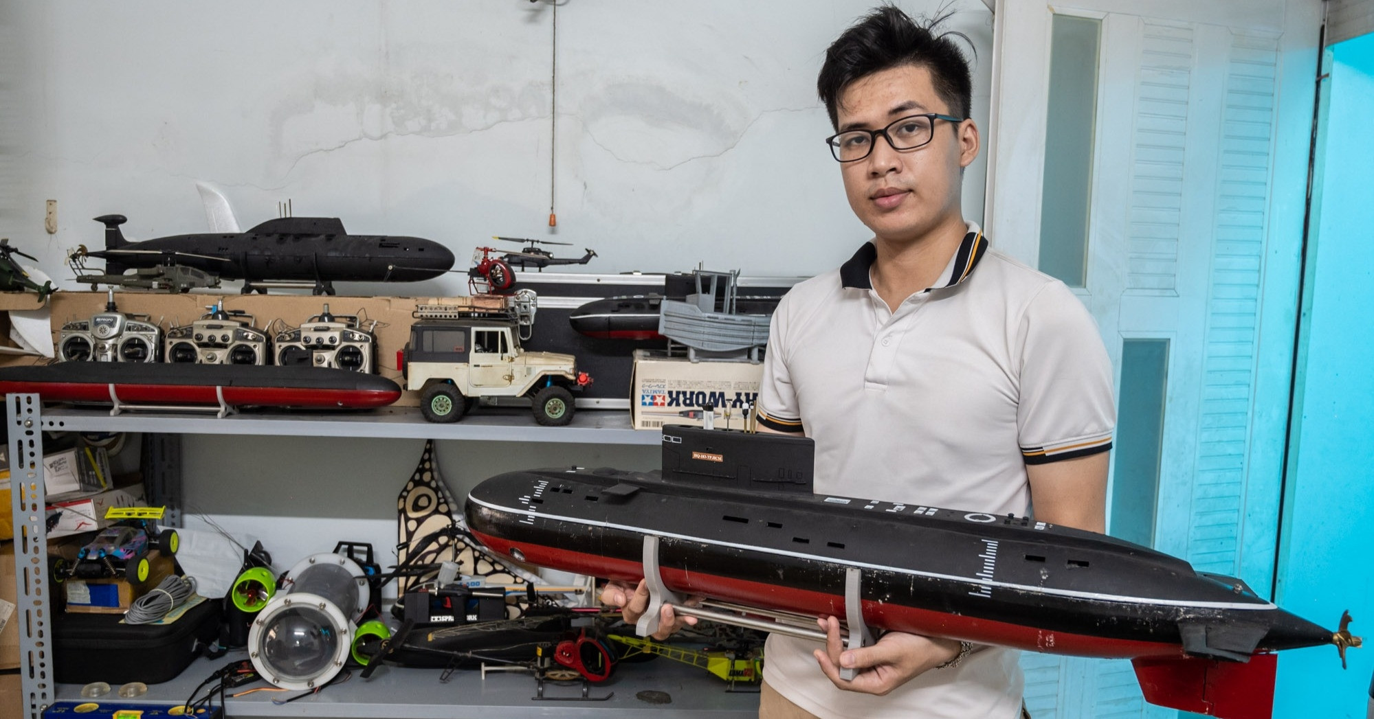 Chàng trai chế tạo mô hình tàu ngầm Kilo phóng 'ngư lôi, tên lửa'