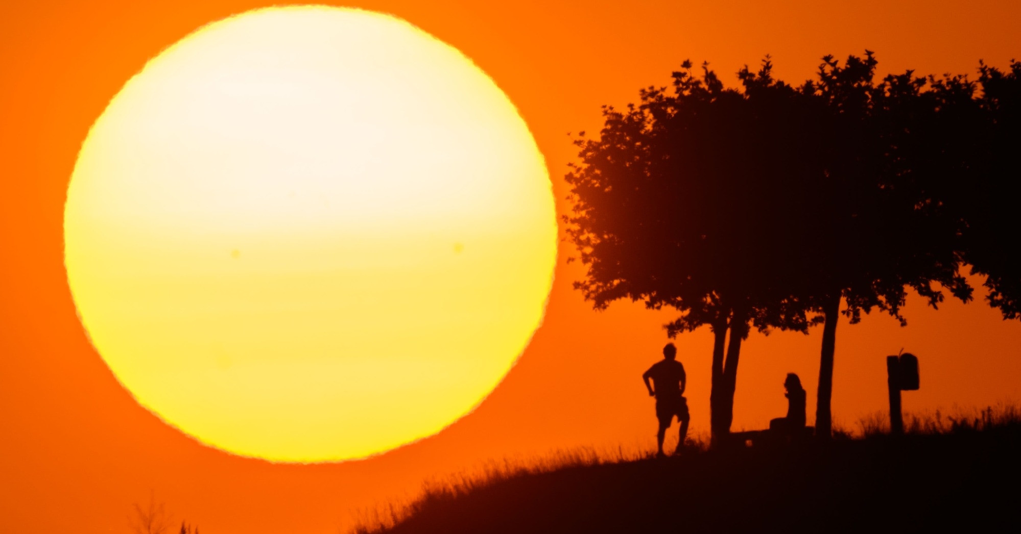 Có nên làm mát Trái đất bằng cách phản xạ ánh sáng Mặt trời?