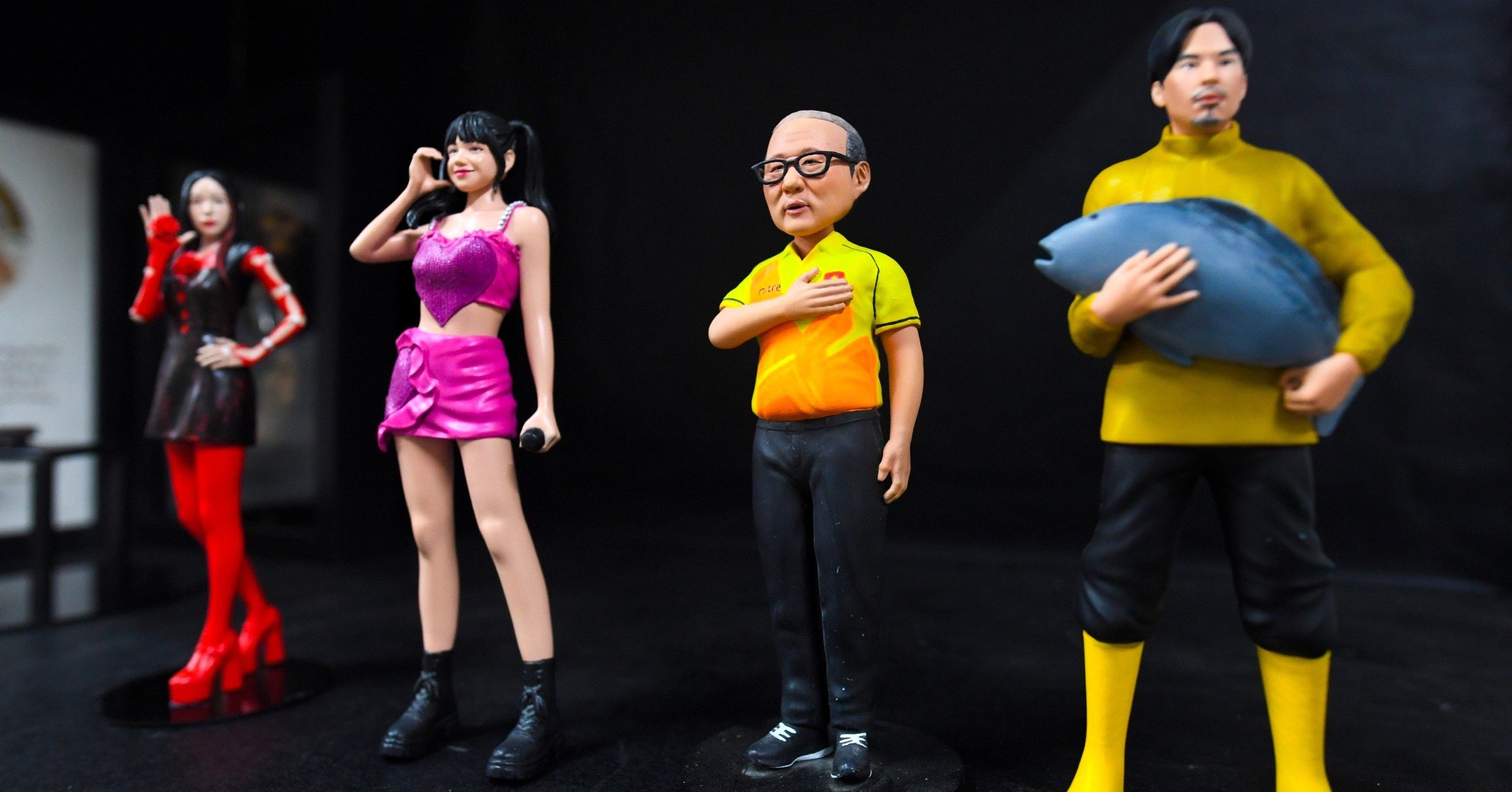 Hình ảnh HLV Park, Đen Vâu xuất hiện trong xưởng làm tượng mini độc đáo