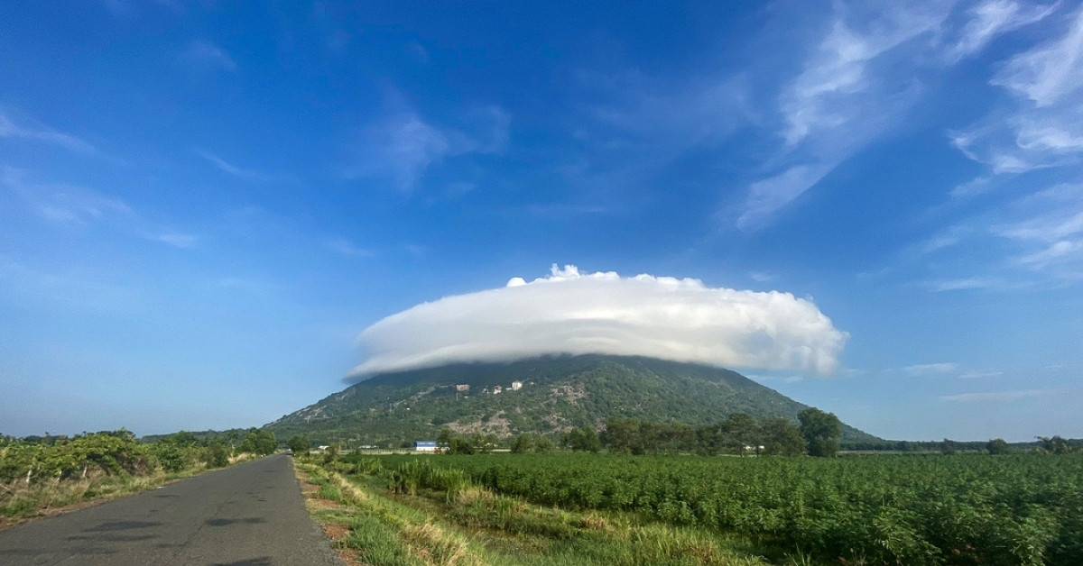 UFO-shaped clouds on Ba Den Mountain thrill locals