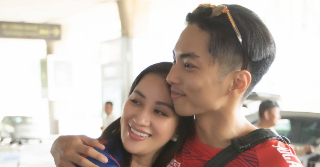 Phan Hiển ôm hôn Khánh Thi trở về từ SEA Games 32