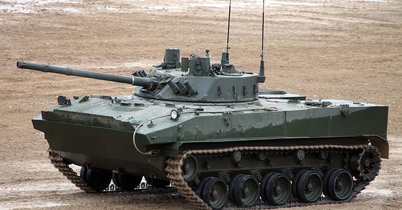 Video thiết giáp nhảy dù BMD-4M của Nga phá hủy cứ điểm Ukraine