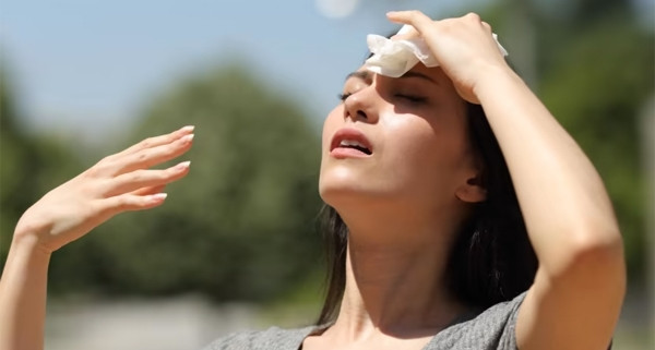 Q&A: Dấu hiệu dễ nhìn thấy nhất của người say nắng, say nóng
