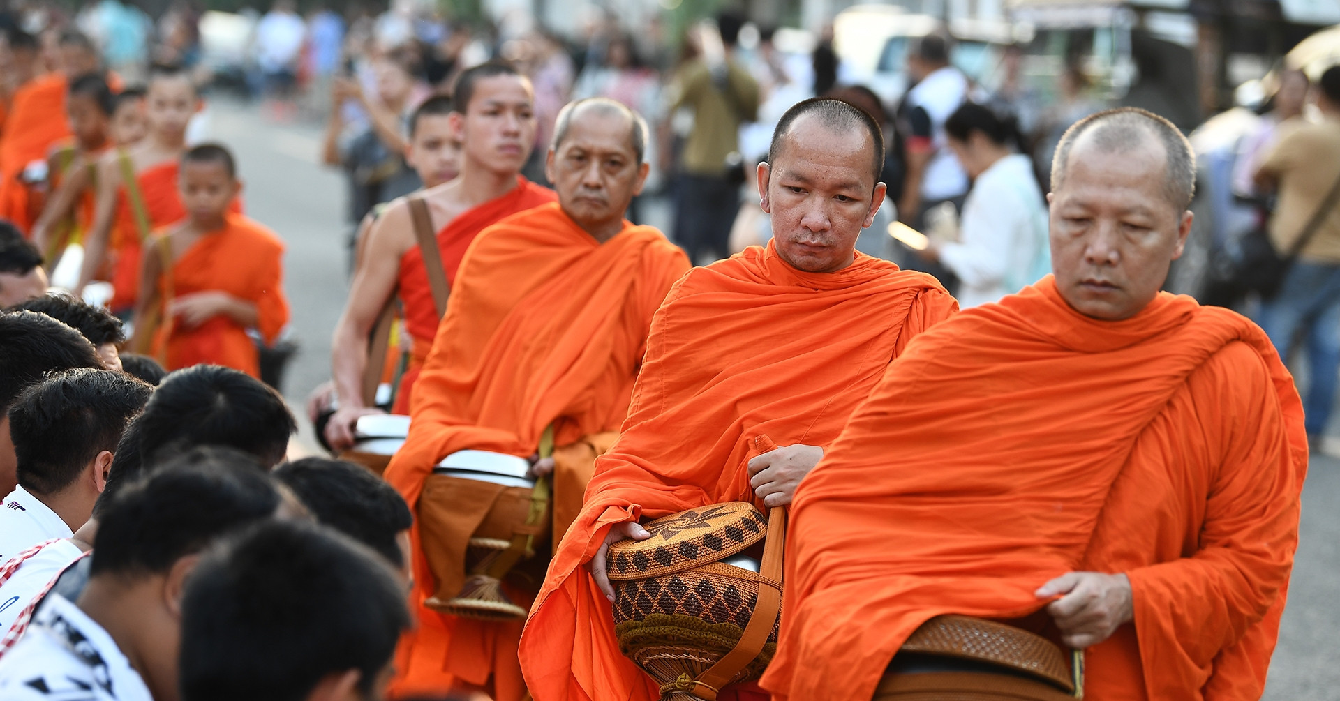 Du khách xếp hàng dâng đồ ăn cho các nhà sư ở Luang Prabang