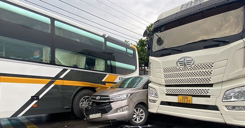 Dùng xe khách và container 'kẹp' ô tô chở nghi phạm trộm cắp