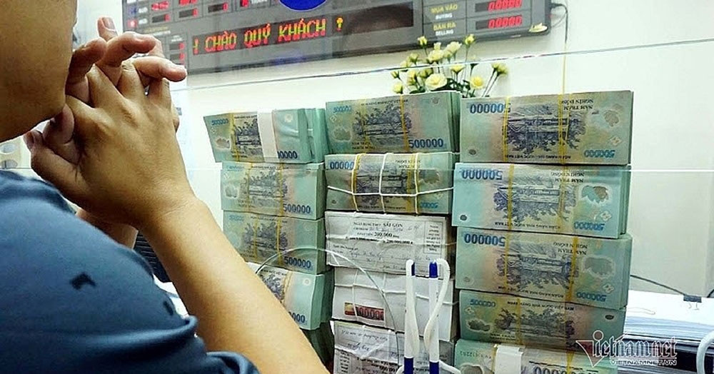 Interest rates fall, cash expected to flow