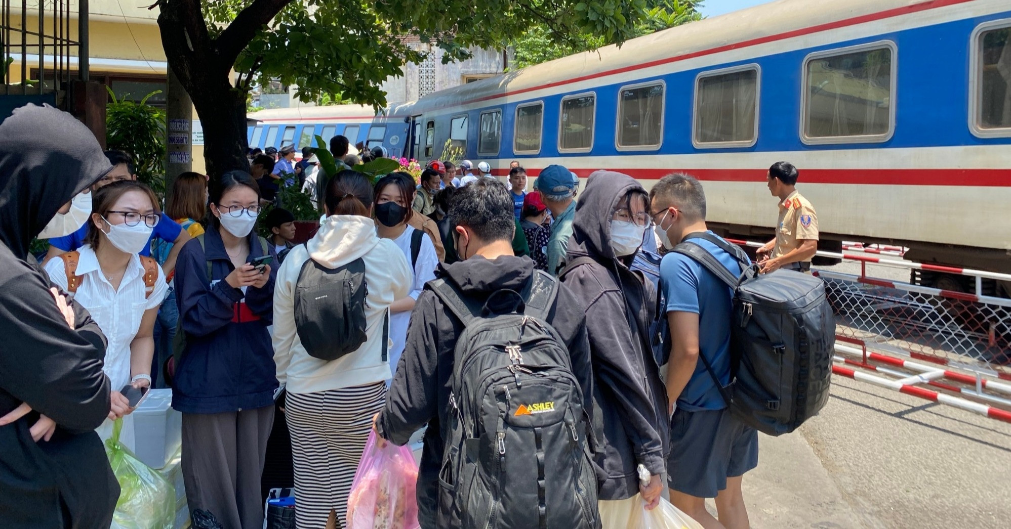 Vụ tàu SE1 trật bánh: 239 hành khách được vận chuyển xuống Đà Nẵng bằng ...