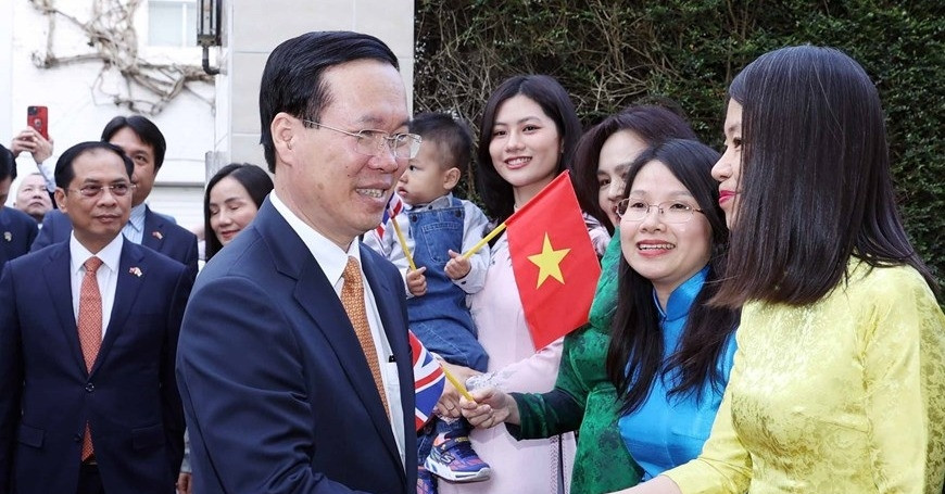 Chủ tịch nước đến London, bắt đầu tham dự Lễ đăng quang của Vua Charles III