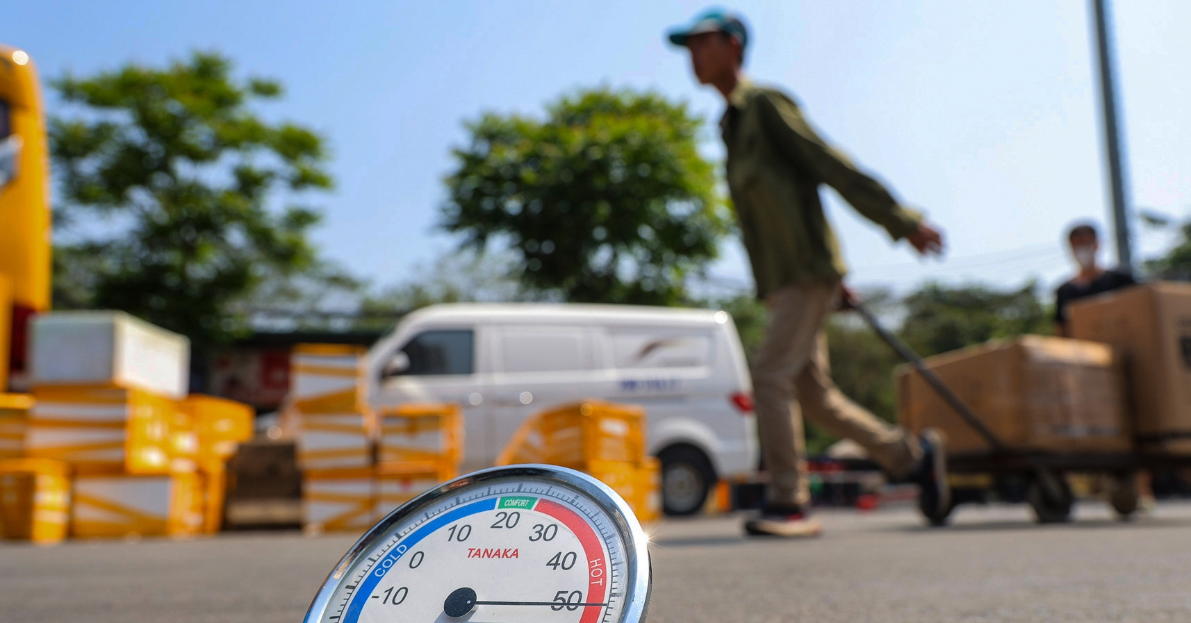 Thời tiết Hà Nội nóng nhất kể từ đầu mùa, mặt đường xuất hiện ảo ảnh