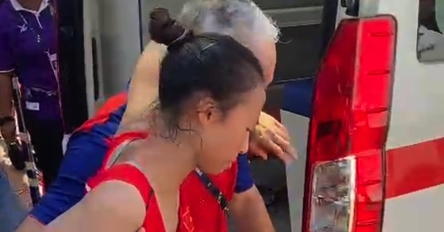 VĐV Việt Nam ngã lăn ra đất vì kiệt sức, phải thở ô xy