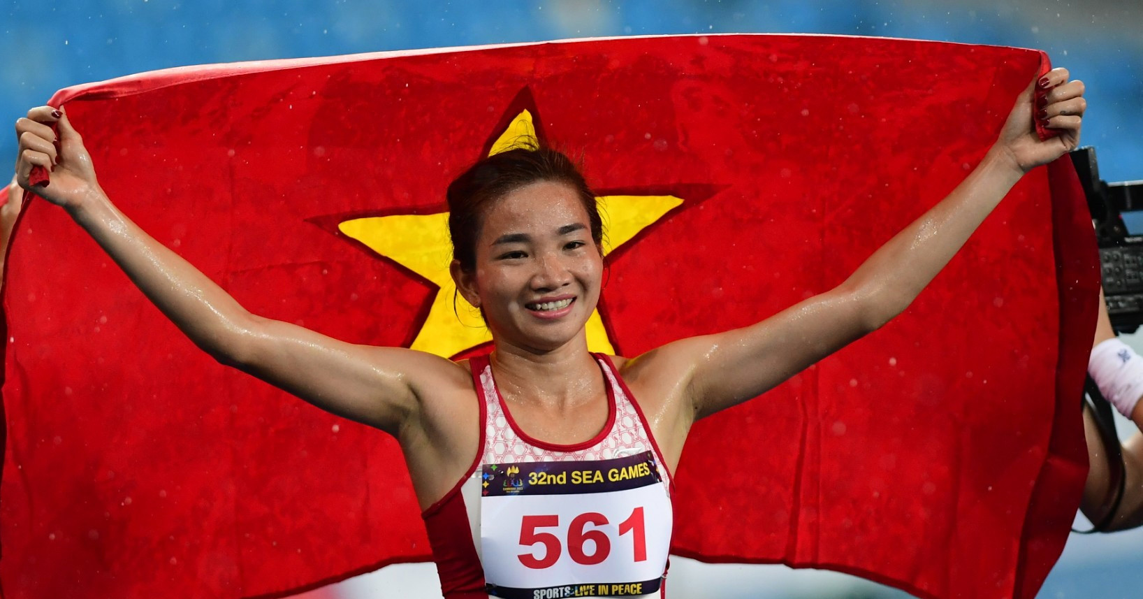 Nguyễn Thị Oanh vô đối ở SEA Games 32, ăn mừng HCV dưới mưa