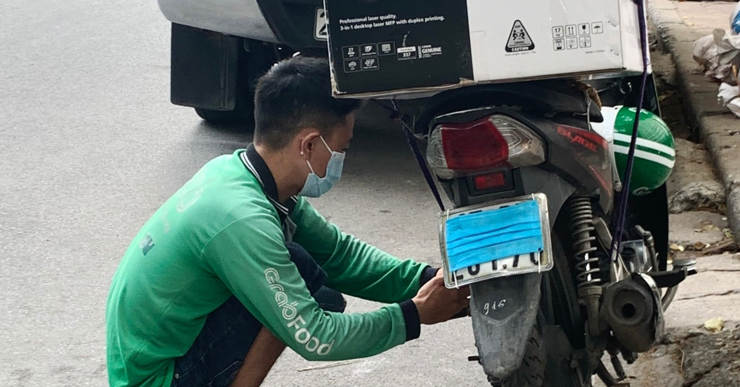 Shipper, xe ôm công nghệ cố tình đeo khẩu trang che biển số xe