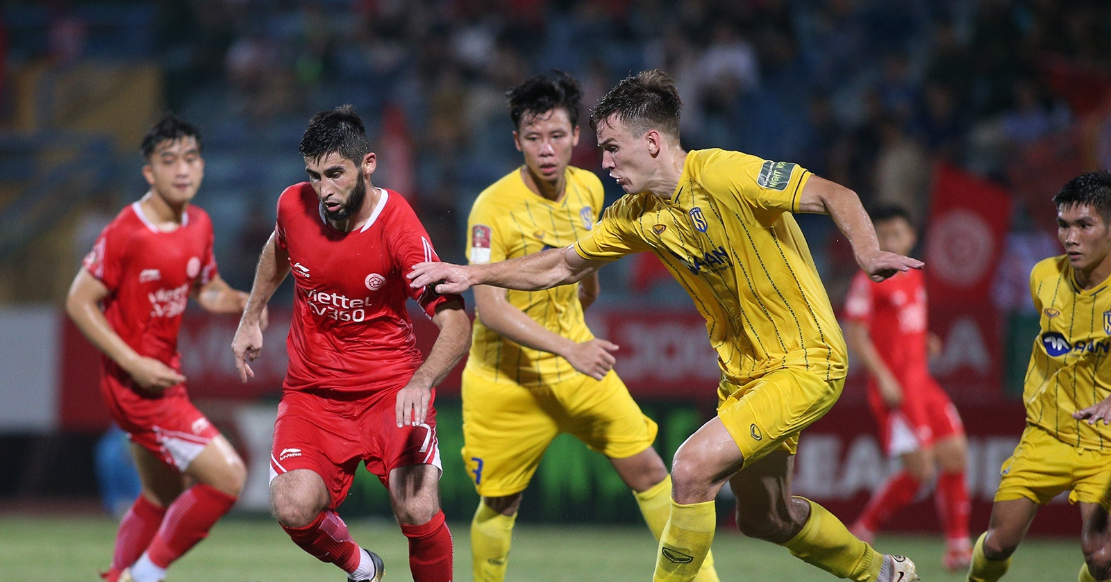 Nhâm Mạnh Dũng ghi bàn, HLV Viettel hét 'khản tiếng' trong trận thắng ...