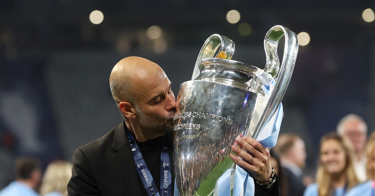 HLV Pep Guardiola và học trò ngất ngây với chiếc cúp vô địch C1