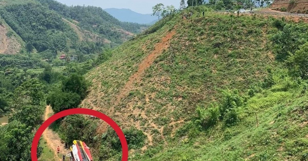 Passenger bus overturns in Phu Tho, 21 Koreans on board vehicle