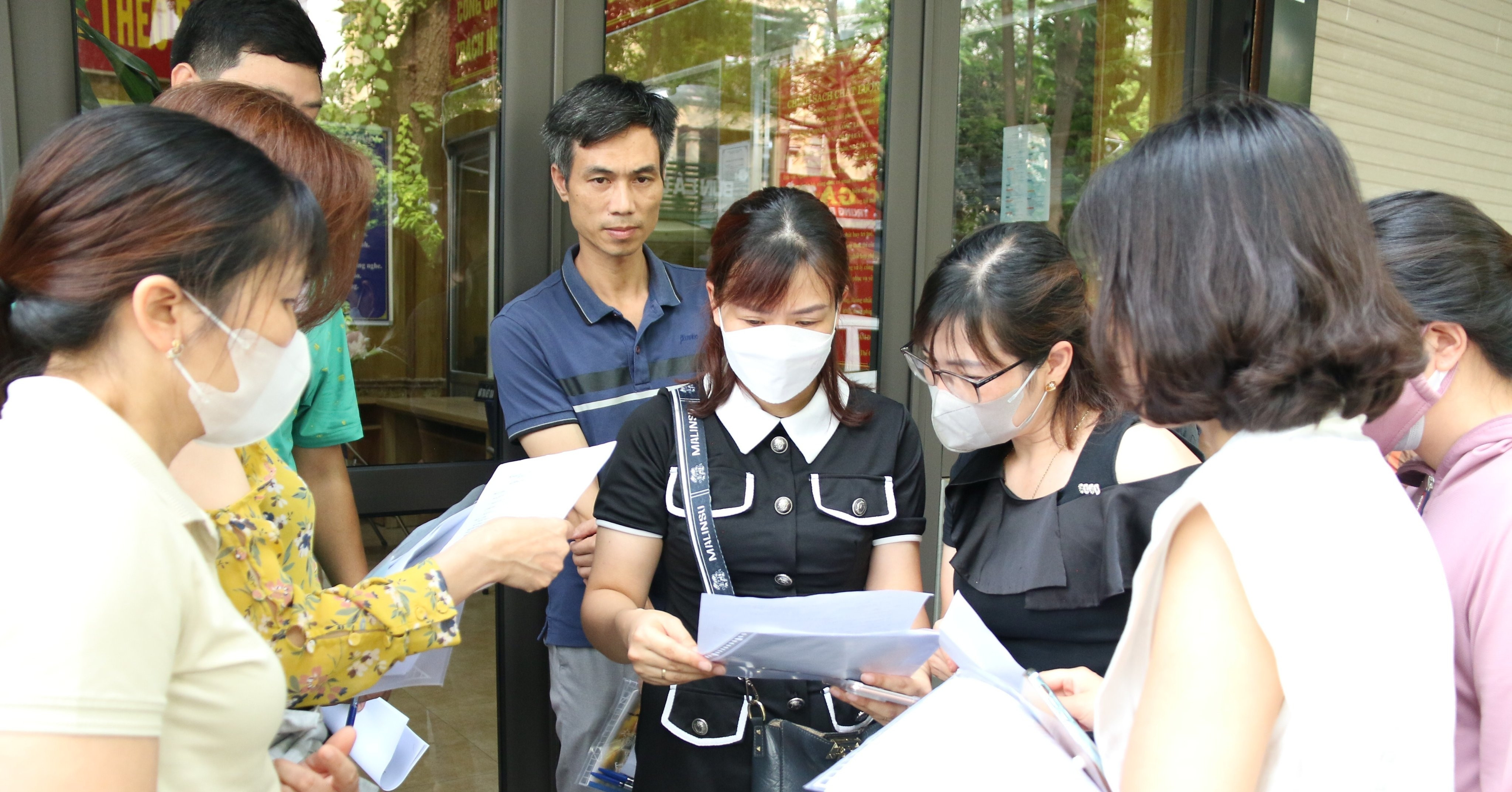 Vụ đề thi Toán lớp 10 ở Hà Nội bị in mờ: Phụ huynh lên Sở GD-ĐT đòi ...