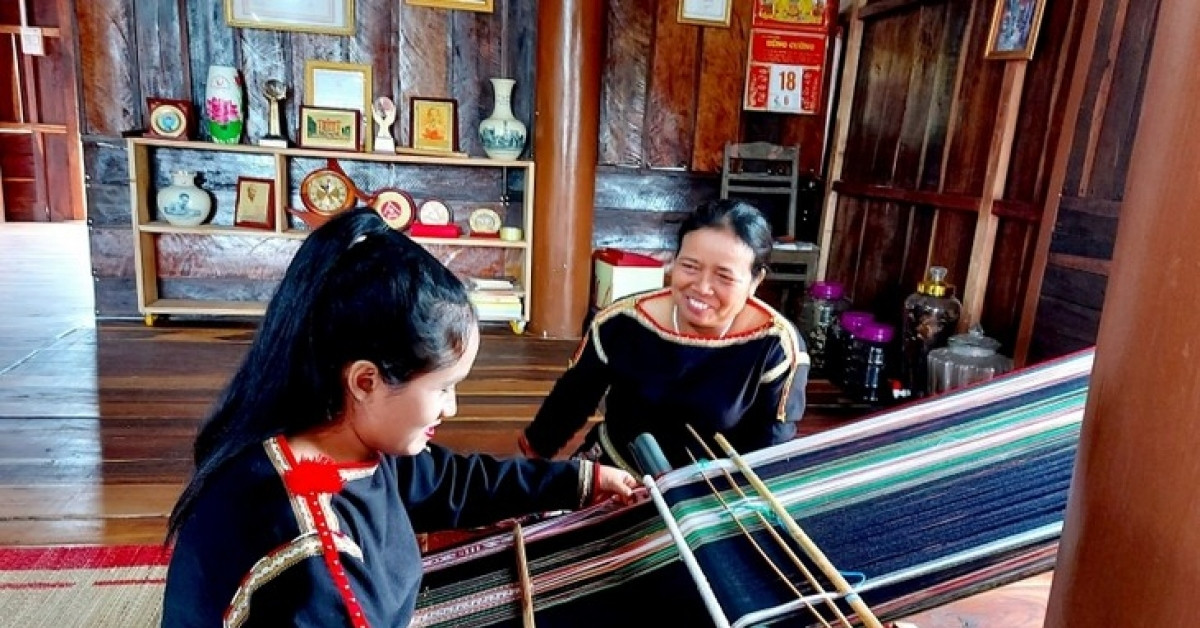 Brocade weaving showcases Ede women’s ingenuity