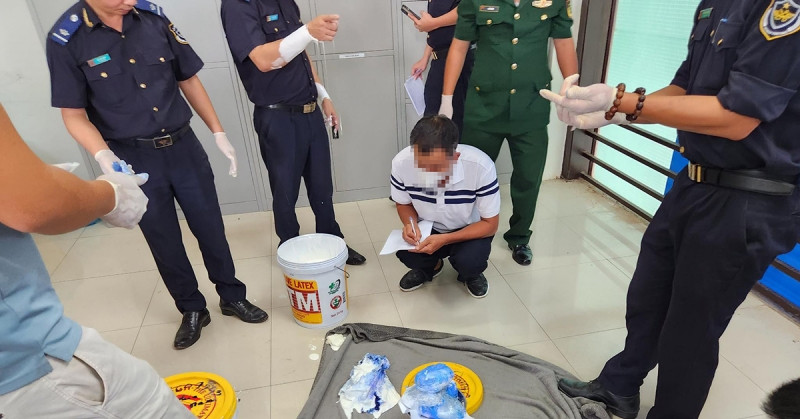 Phát hiện ma túy được cất giấu trong các thùng nhựa đựng sơn