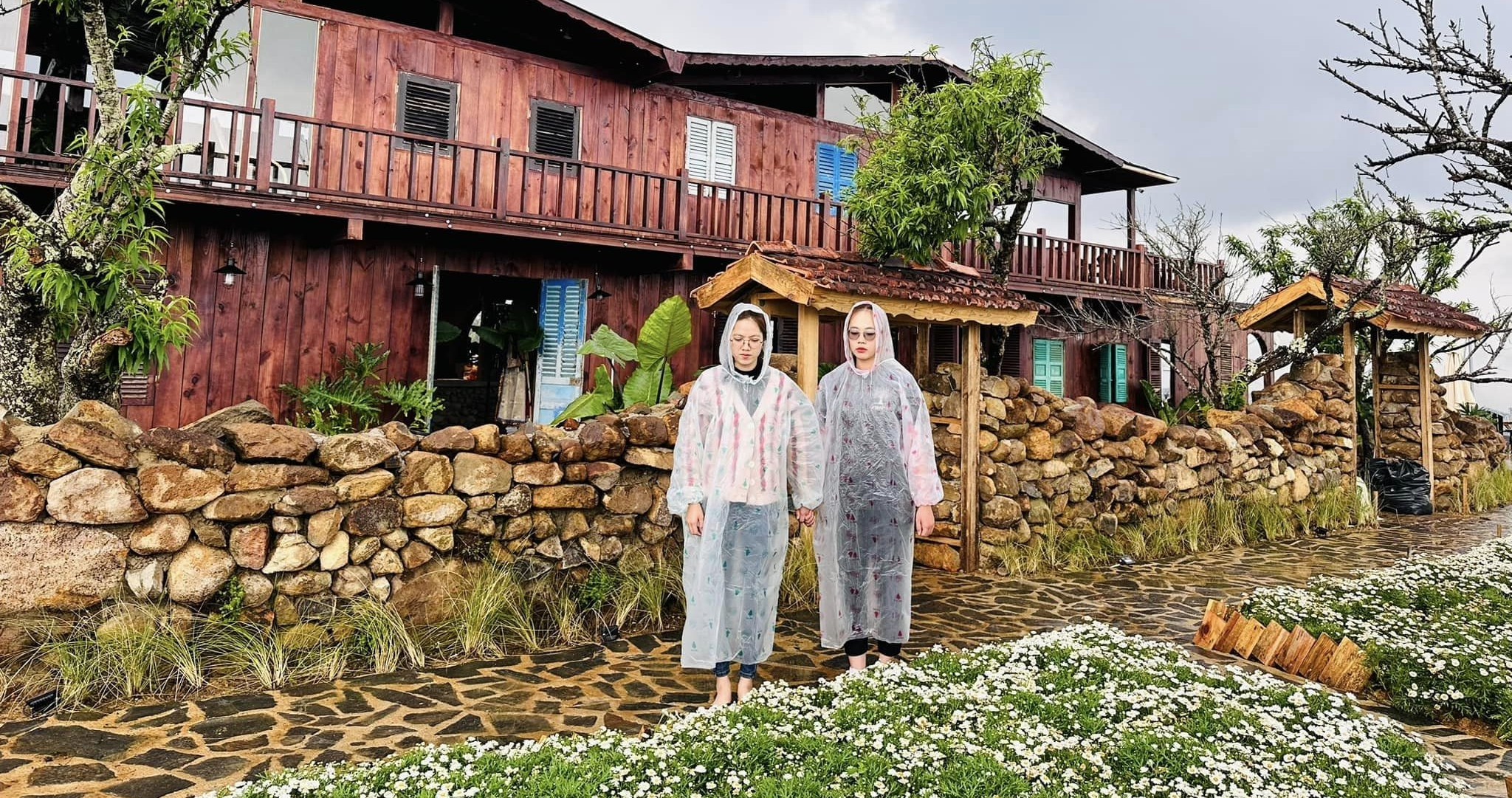 Đà Lạt mưa ngập, sạt lở, du khách bể kèo vui chơi, vội vã đổi lịch trình