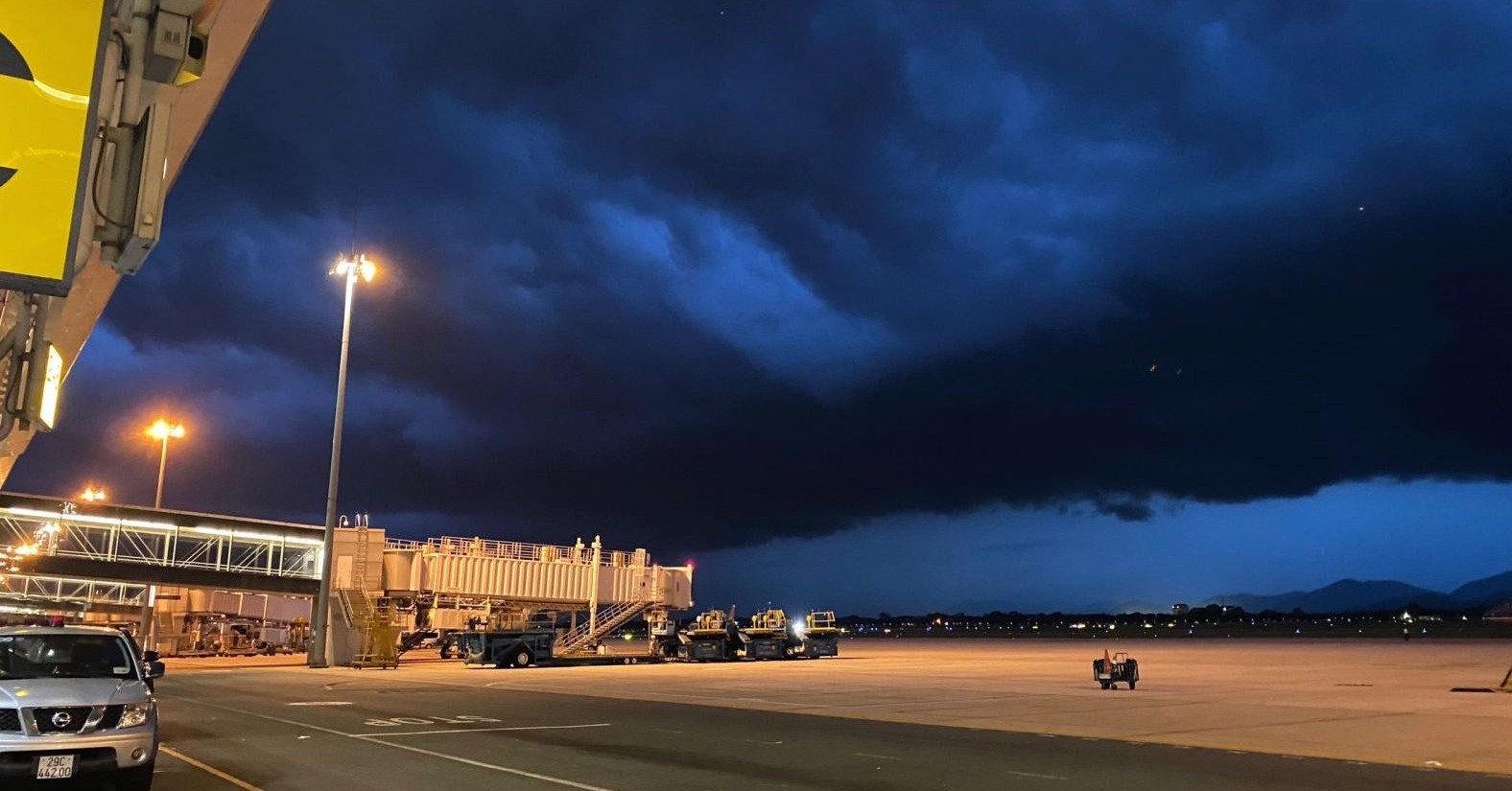 Trăm chuyến không thể hạ cánh, thời gian bay vòng trên trời bao lâu?