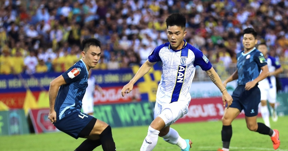 Trọng tài lại sai sót, bỏ lỗi việt vị cầu thủ SLNA