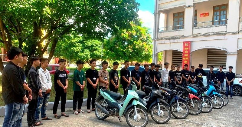 Khởi tố 23 đối tượng mang dao phóng lợn đâm người đi đường