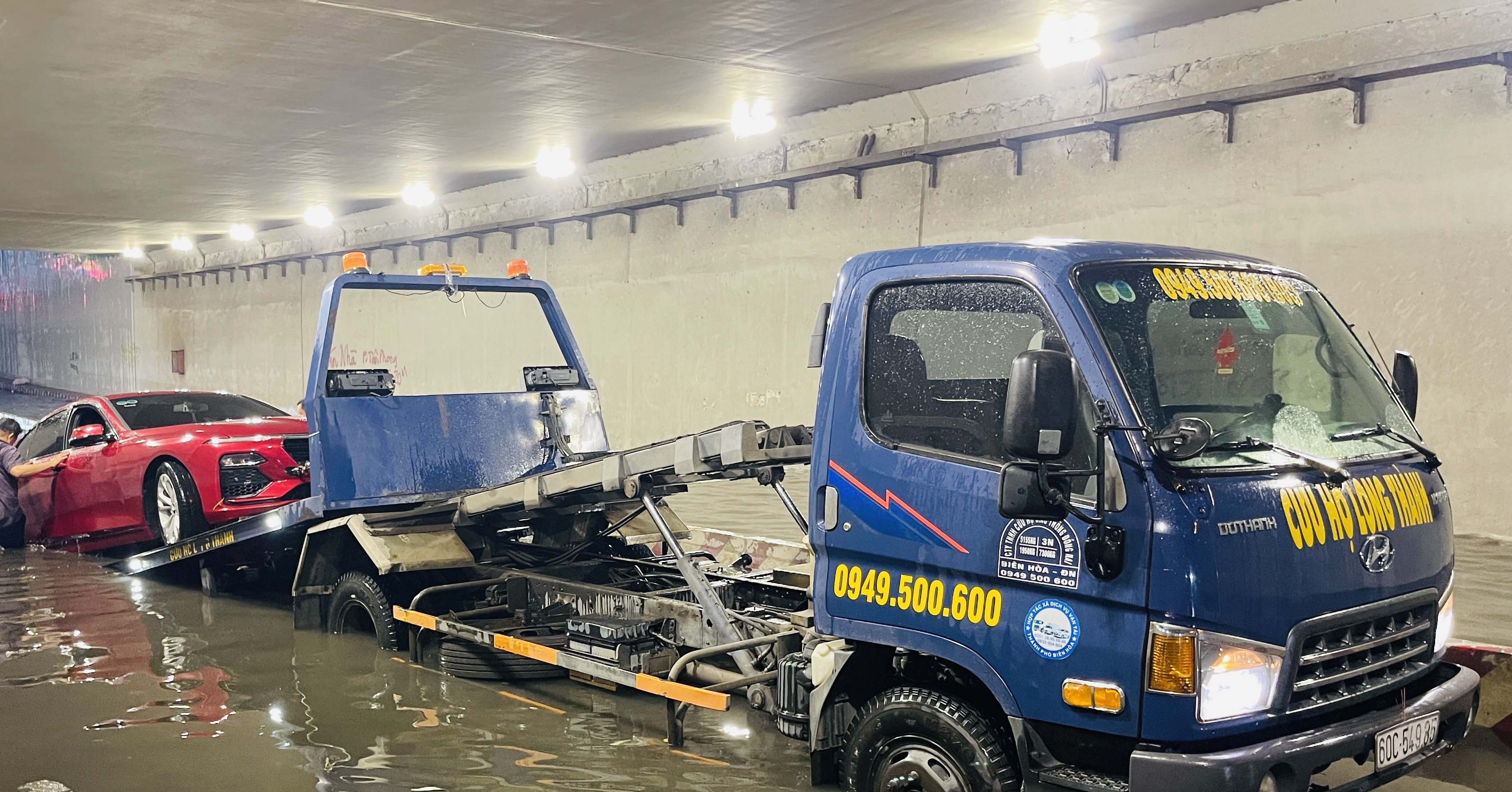 Ngập gần 1m, hầm chui ở Đồng Nai tạm dừng lưu thông