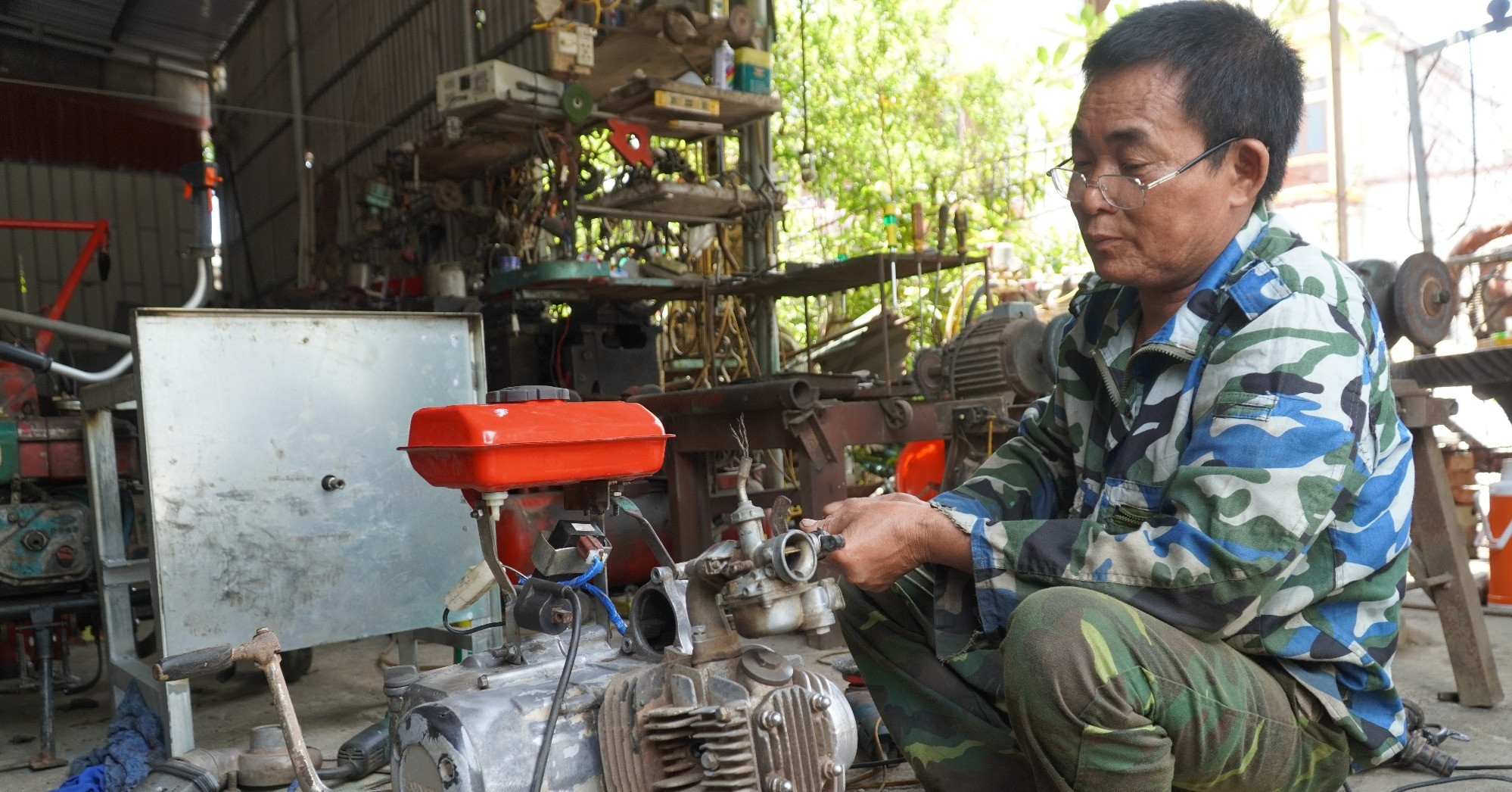 Lão nông biến đồng nát thành máy nông nghiệp thông minh, trăm người đặt mua
