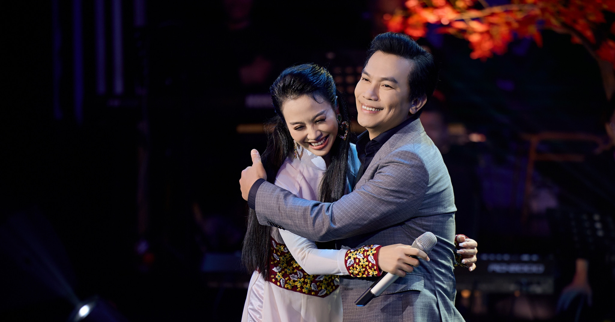 Mạnh Quỳnh song ca ngọt ngào với học trò Dương Huệ