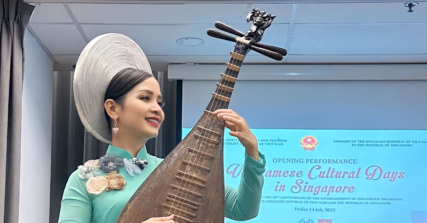 Nghệ sĩ Diệu Thảo ghi dấu ấn với nhạc cụ dân tộc tại Singapore