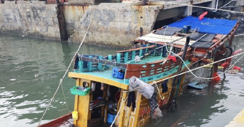 Tàu chìm khi đang neo đậu, 1 thuyền viên tử vong trong hầm máy