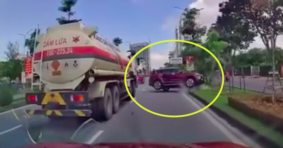 Nóng trên đường: Những pha xe con 'loi choi' tạt đầu xe to một cách khó ...