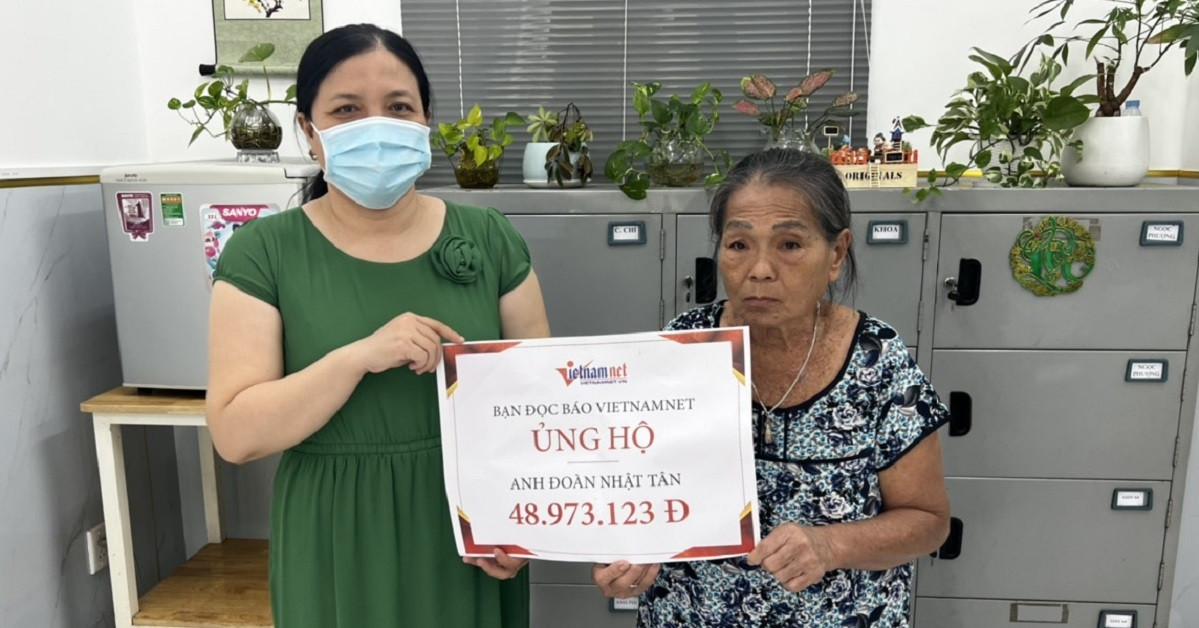 Trao gần 49 triệu đồng đến anh Đoàn Nhật Tân