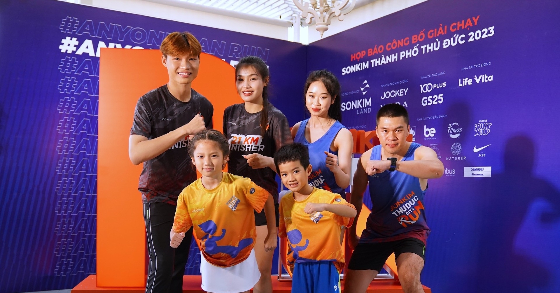 Chi Pu chạy cùng 4000 VĐV ở giải marathon Sơn Kim TP Thủ Đức