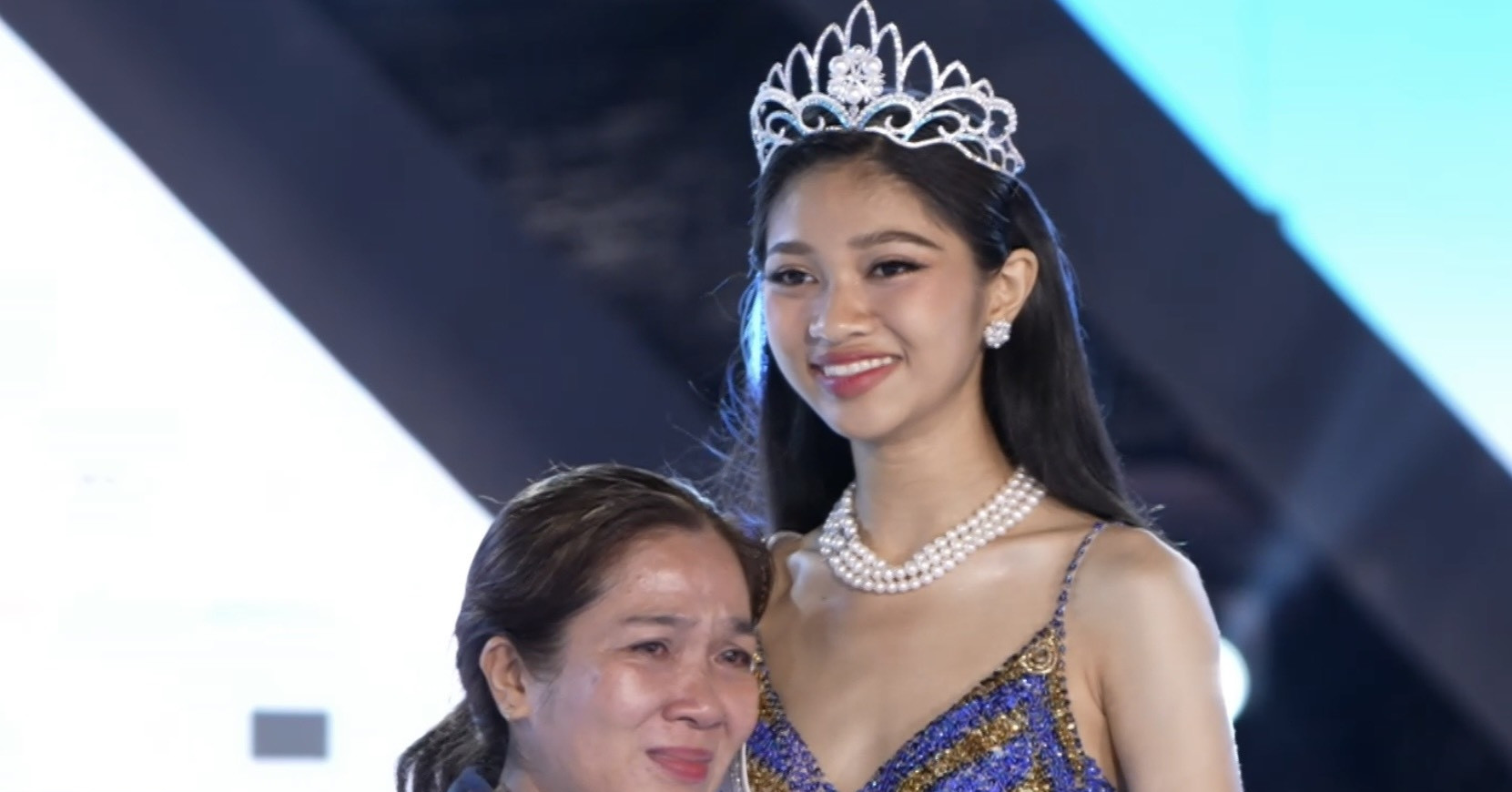 Á hậu Minh Kiên: Mẹ vất vả, bán cafe, làm nhiều nghề nuôi tôi ăn học