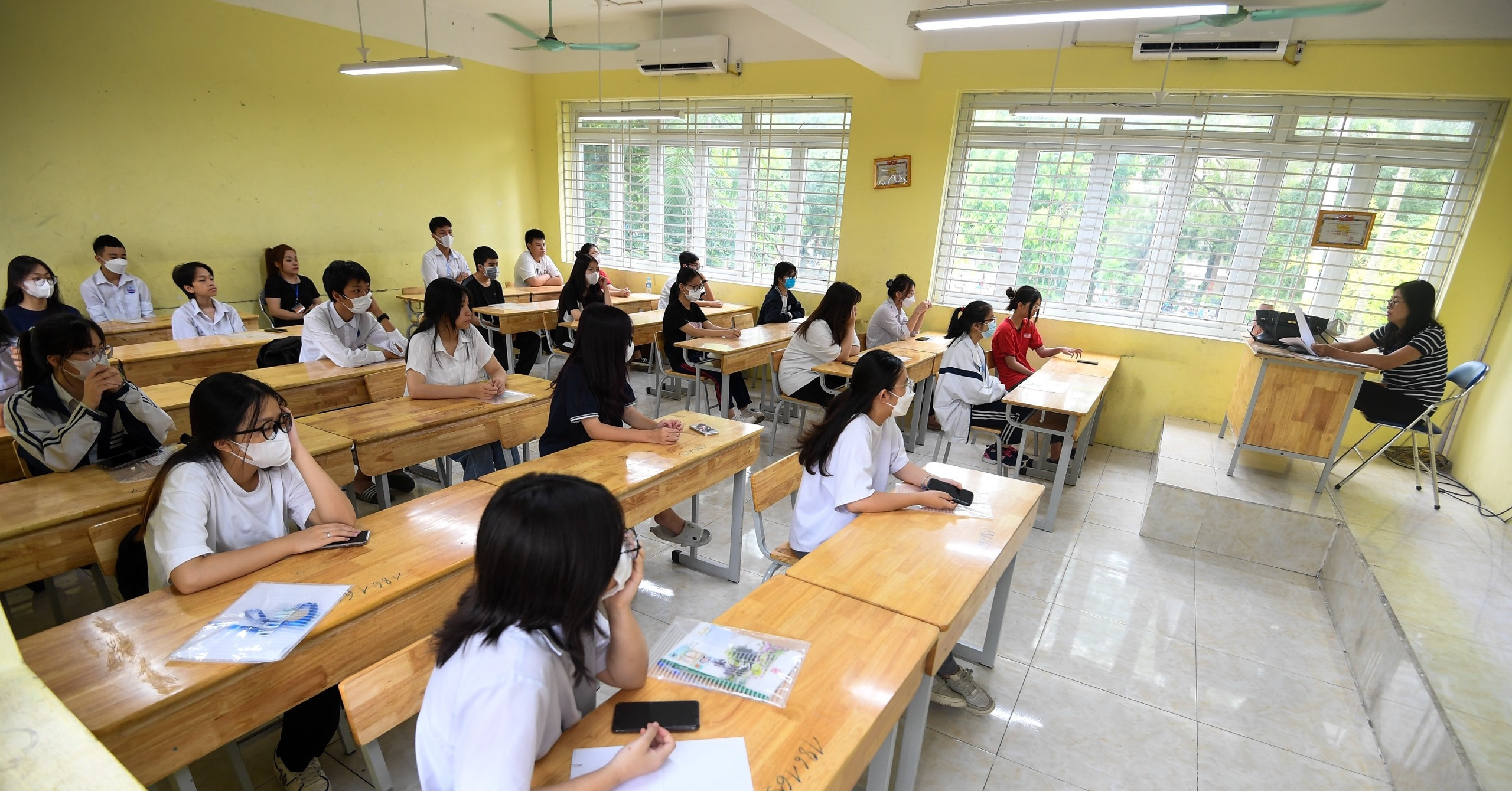 Some Hanoi students travel 80 kilometers a day to study at public school