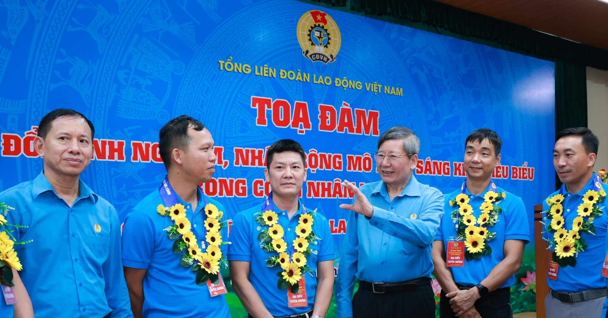 Tôn vinh những công nhân, lao động tiêu biểu có nhiều thành tích xuất sắc