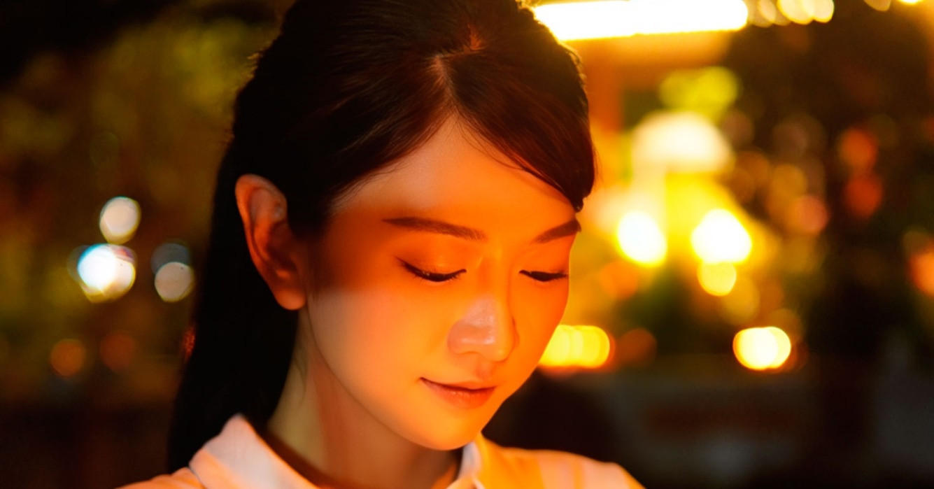 Lê Bống tri ân các anh hùng liệt sĩ tại nghĩa trang Mai Dịch