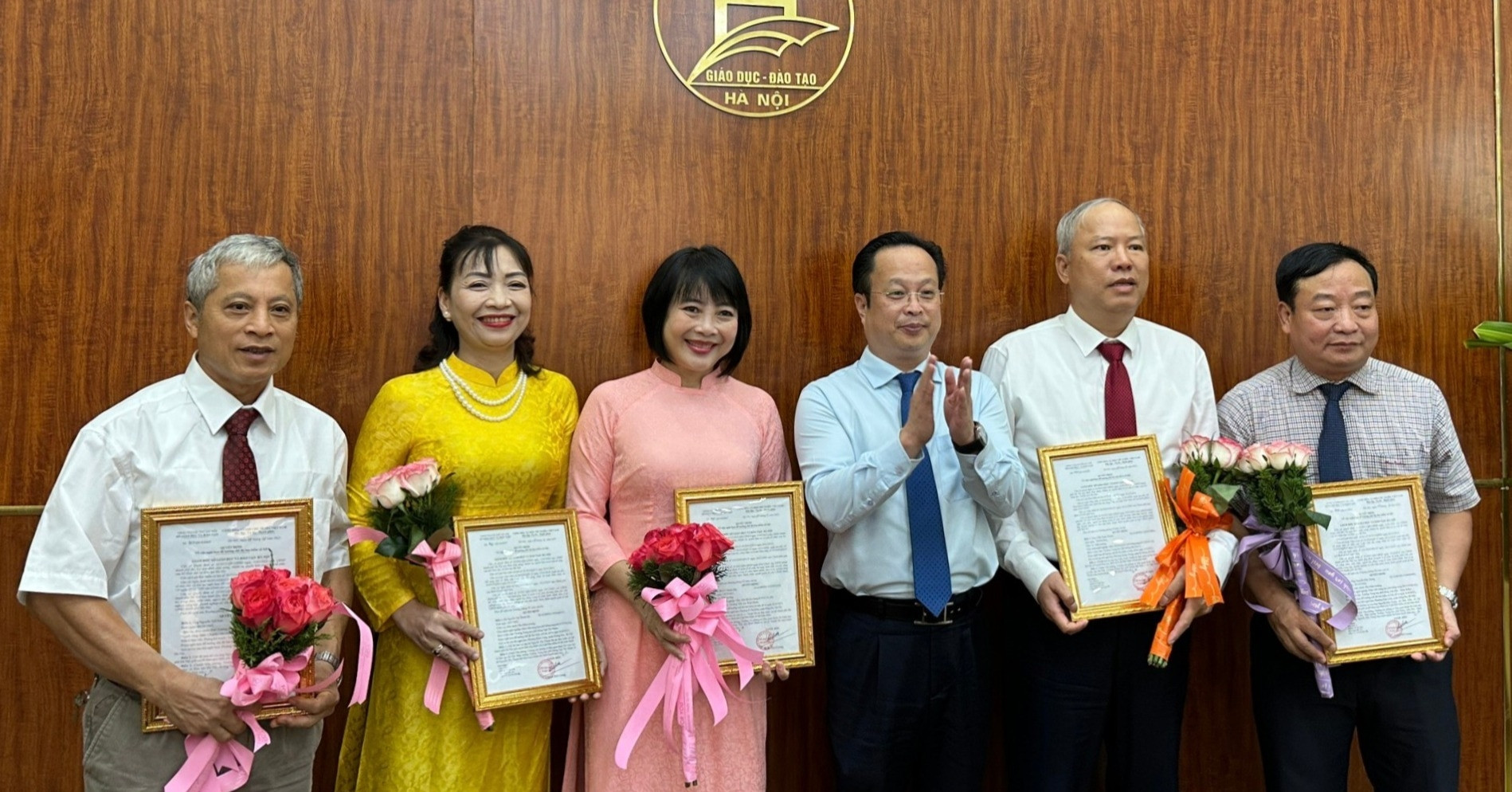 Giám đốc Sở GD-ĐT Hà Nội trao quyết định bổ nhiệm loạt hiệu trưởng