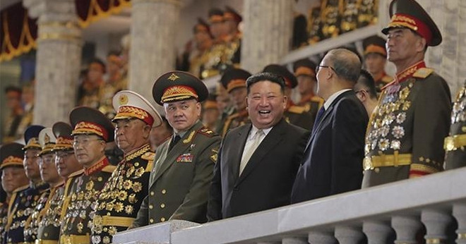 Triều Tiên duyệt binh hoành tráng, khoe vũ khí tối tân với Nga và Trung Quốc