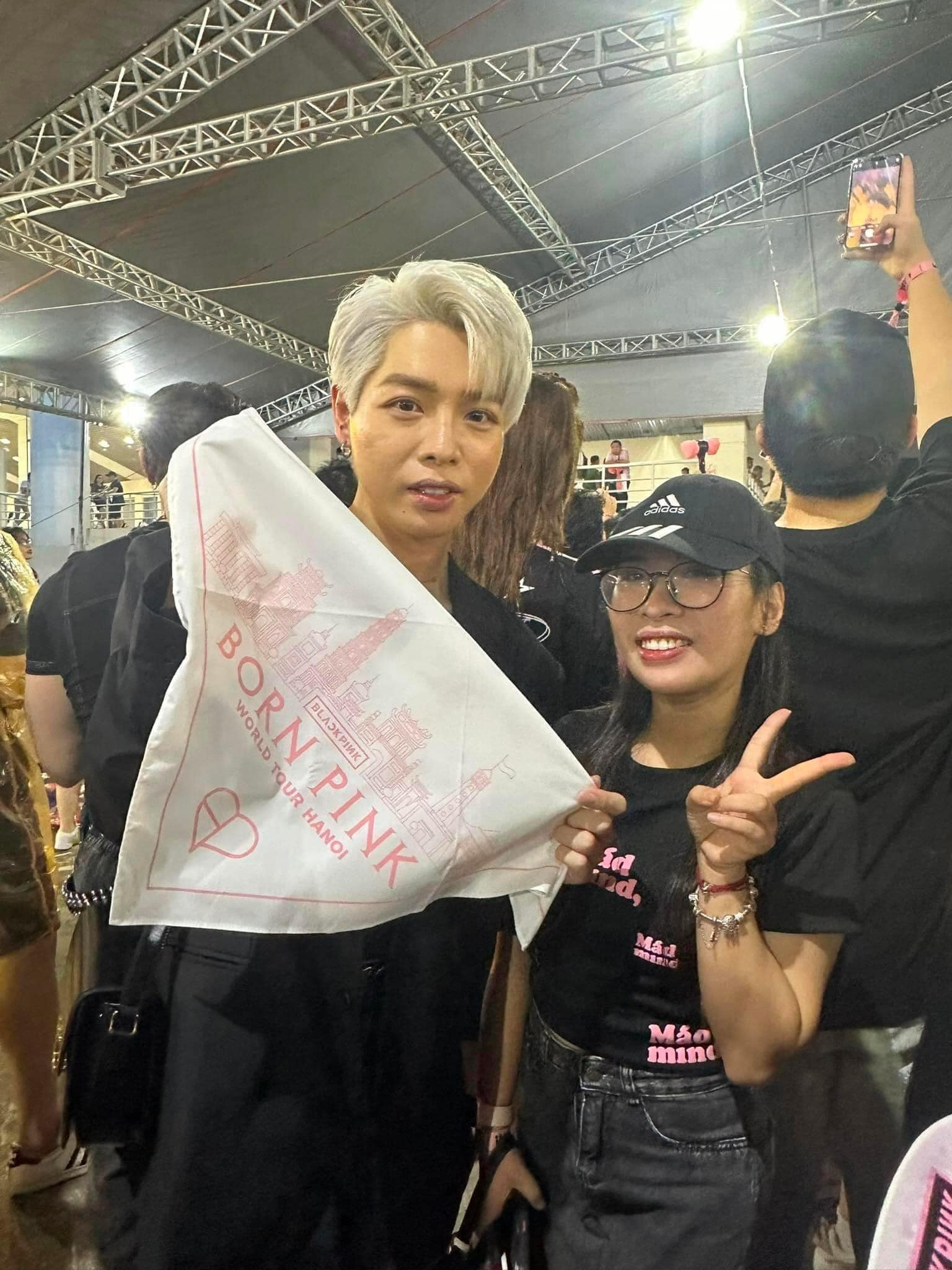 Rosé đăng ảnh sexy ở hậu trường, sao Việt lên đồ nườm nượp đi xem BlackPink