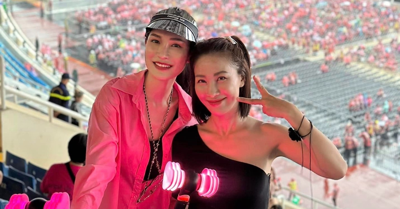 Rosé đăng ảnh sexy ở hậu trường, sao Việt lên đồ nườm nượp đi xem BlackPink