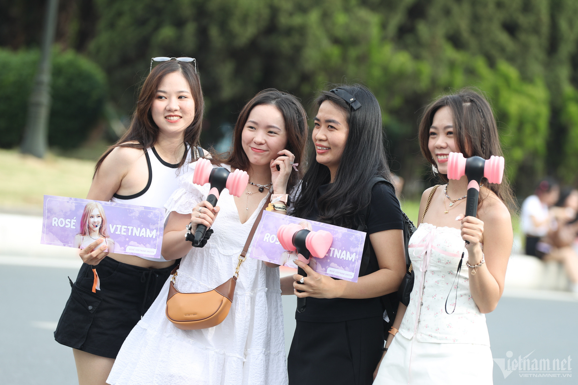 Thời trang lạ và hiểm hóc của fan đi đu BlackPink ở SVĐ Mỹ Đình