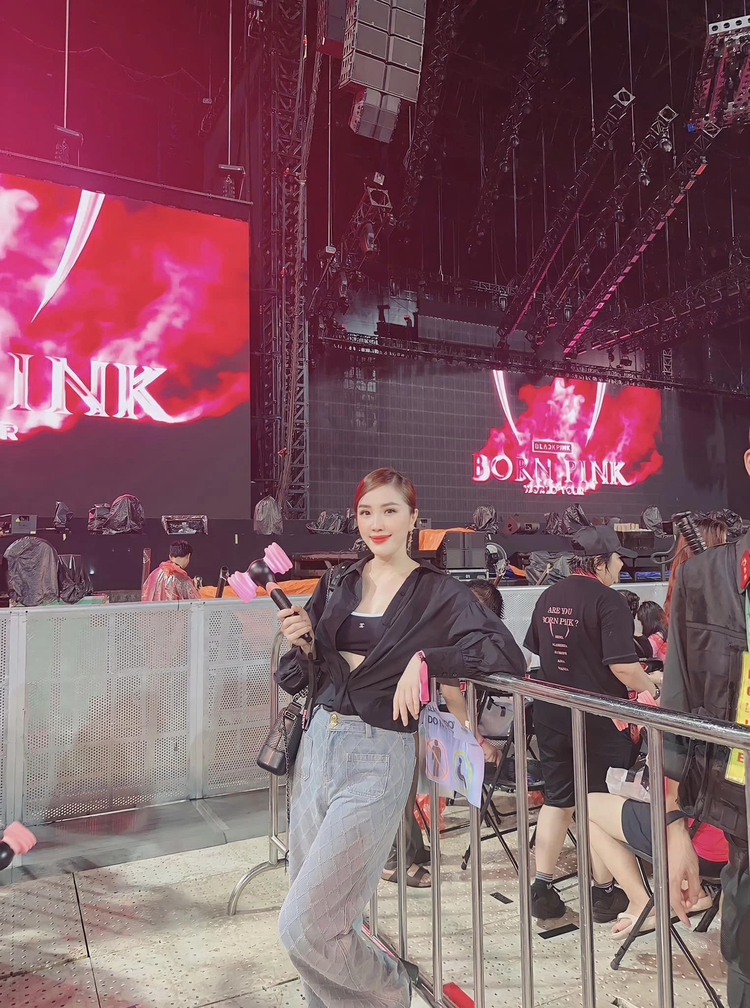 Rosé đăng ảnh sexy ở hậu trường, sao Việt lên đồ nườm nượp đi xem BlackPink