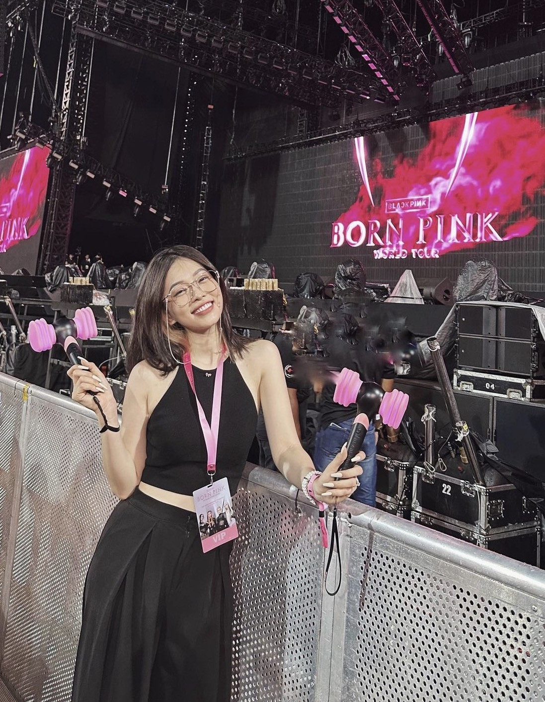 Rosé đăng ảnh sexy ở hậu trường, sao Việt lên đồ nườm nượp đi xem BlackPink