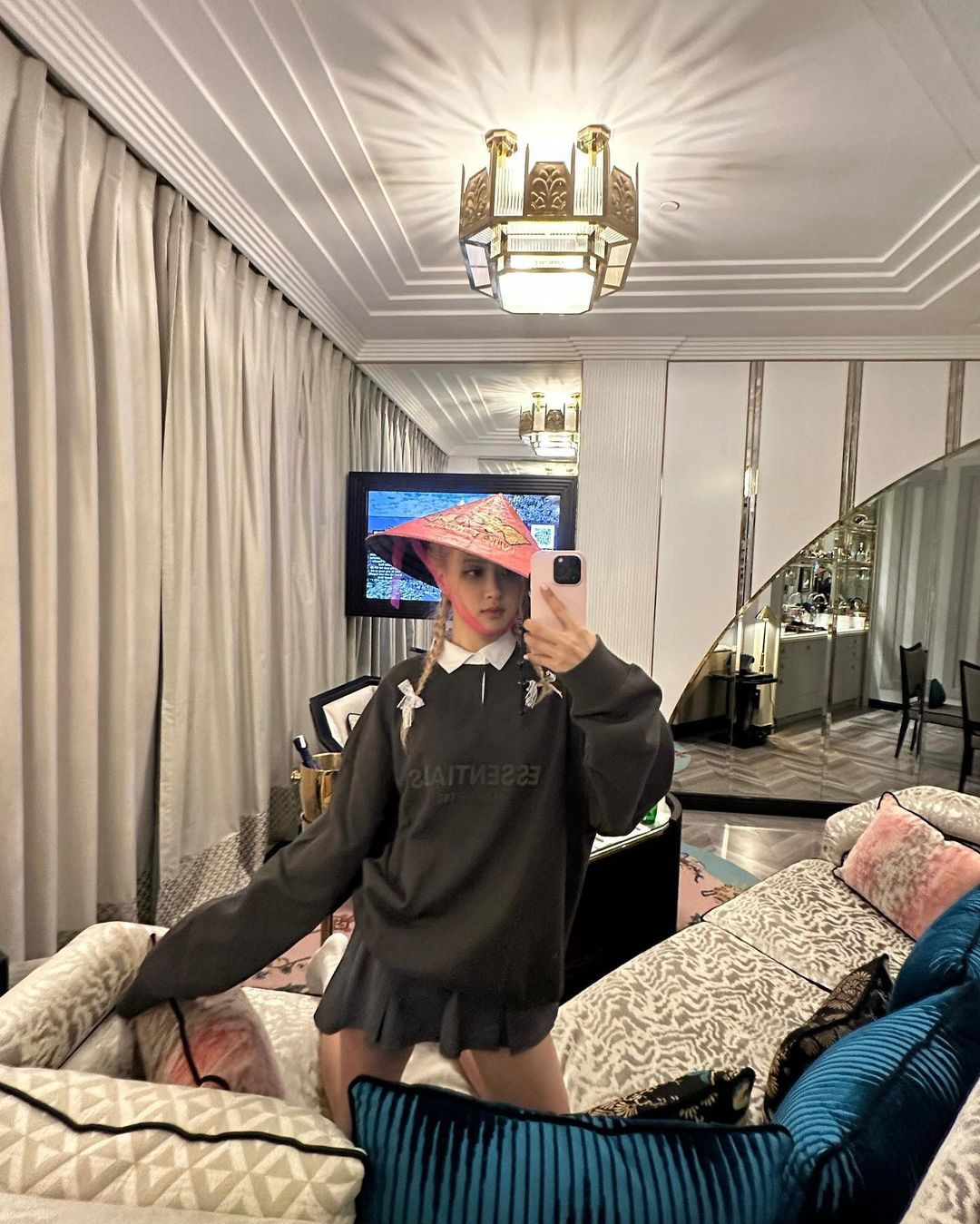 Rosé BlackPink đăng ảnh đội nón lá selfie ở phòng khách sạn sau khi rời ...