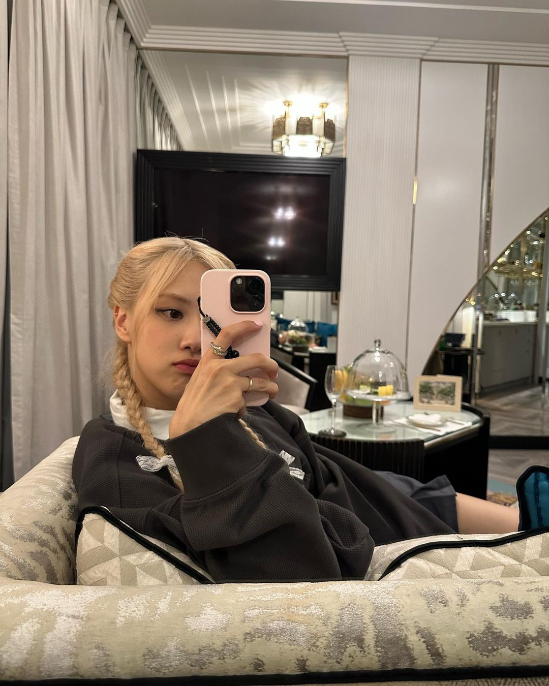 Rosé BlackPink đăng ảnh đội nón lá selfie ở phòng khách sạn sau khi rời ...