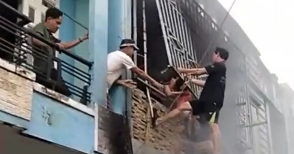 Clip cứu 3 người mắc kẹt trong căn nhà bốc cháy ở TP.HCM