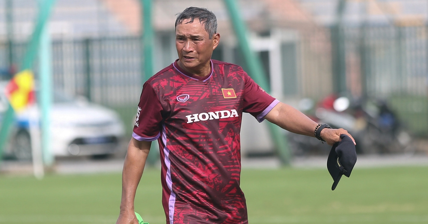 Xúc động hình ảnh HLV Mai Đức Chung đổ mồ hôi, nhặt áo tập cho học trò